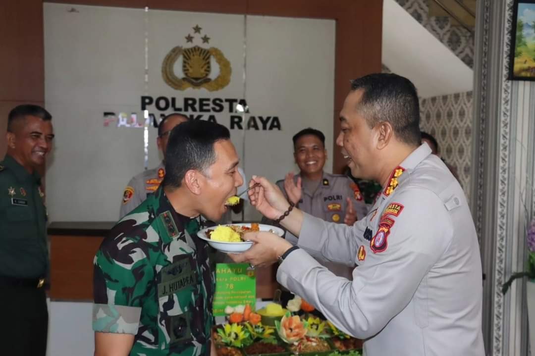 Berikan Kejutan di Hari Bhayangkara Ke 78, Dandim 1016/PLK Kunjungi ... Berikan Kejutan di Hari Bhayangkara Ke 78, Dandim 1016/PLK Kunjungi ...